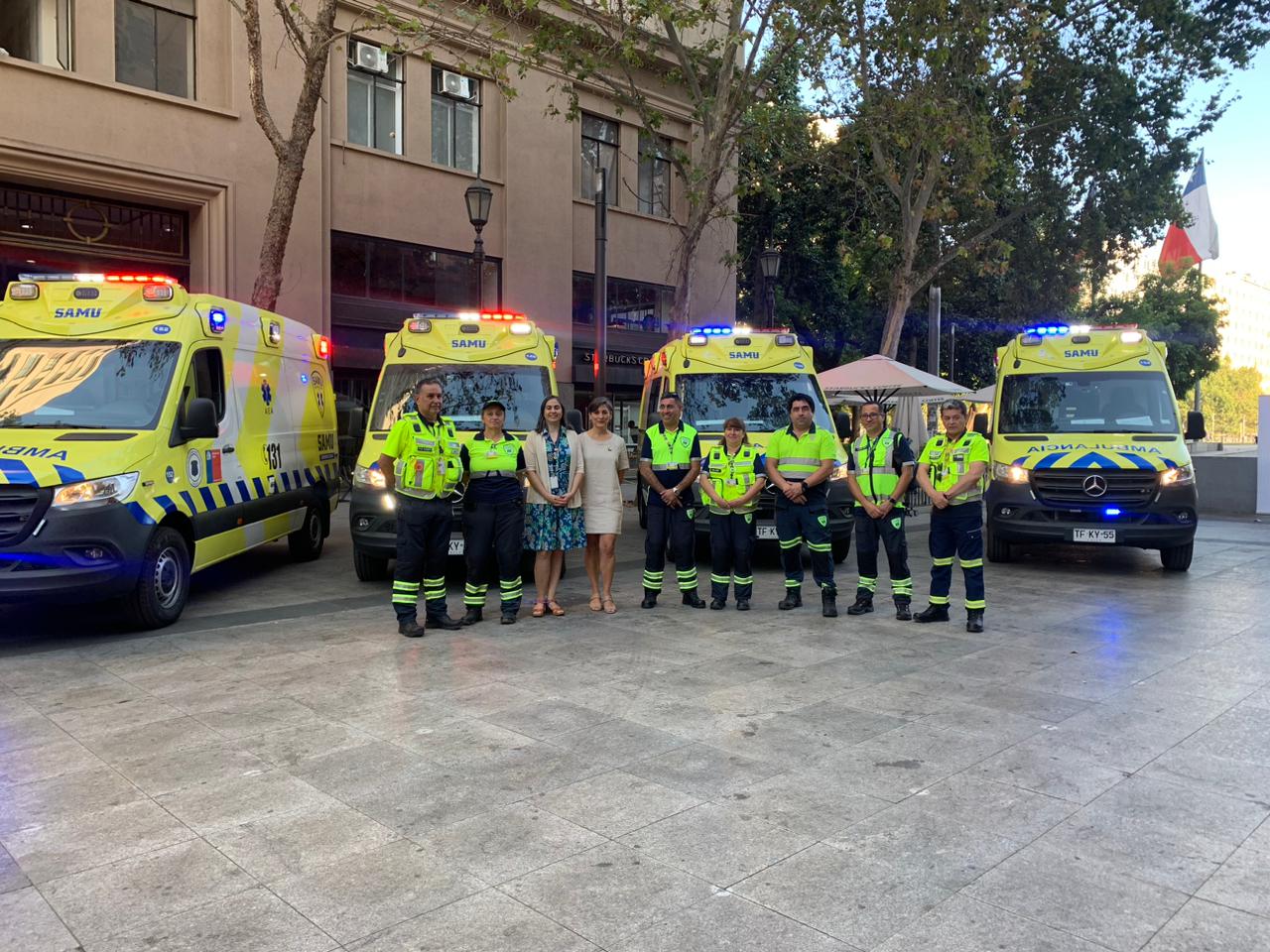 Ministra de Salud entrega 10 nuevas ambulancias a SAMU Metropolitano ...